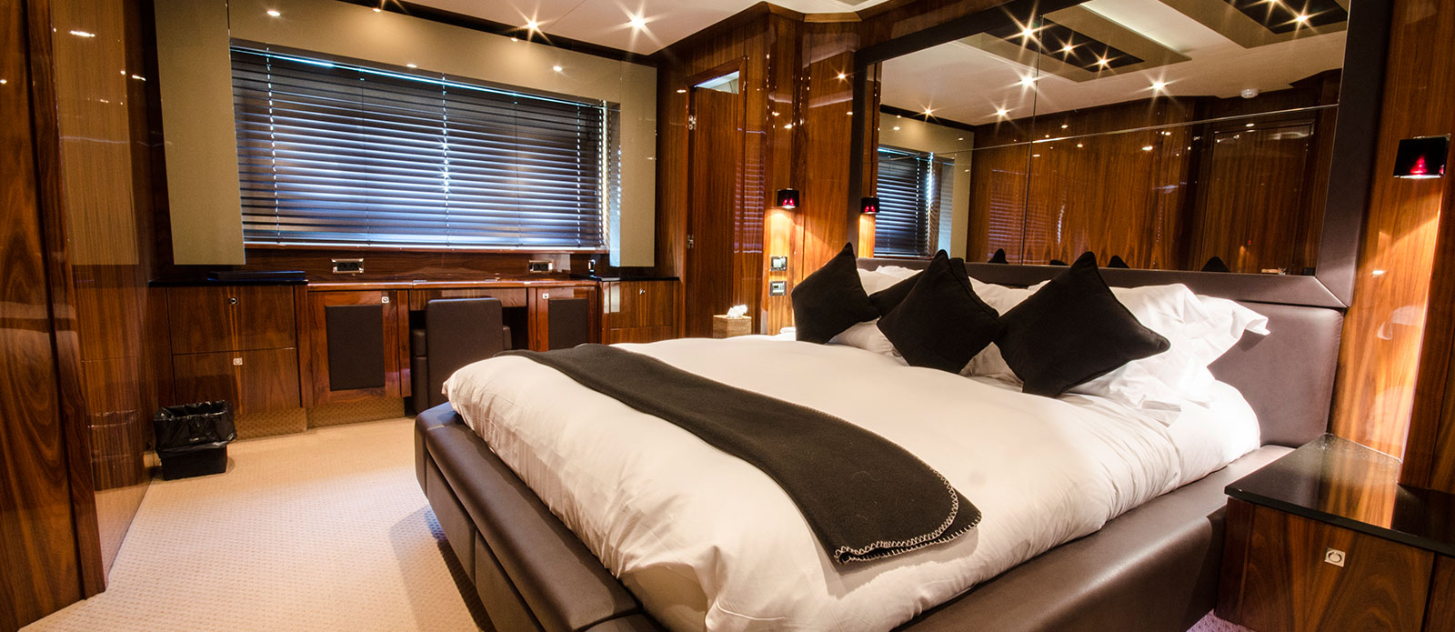 Motor yacht Starry Night - Sunseeker - Yacht Harbour