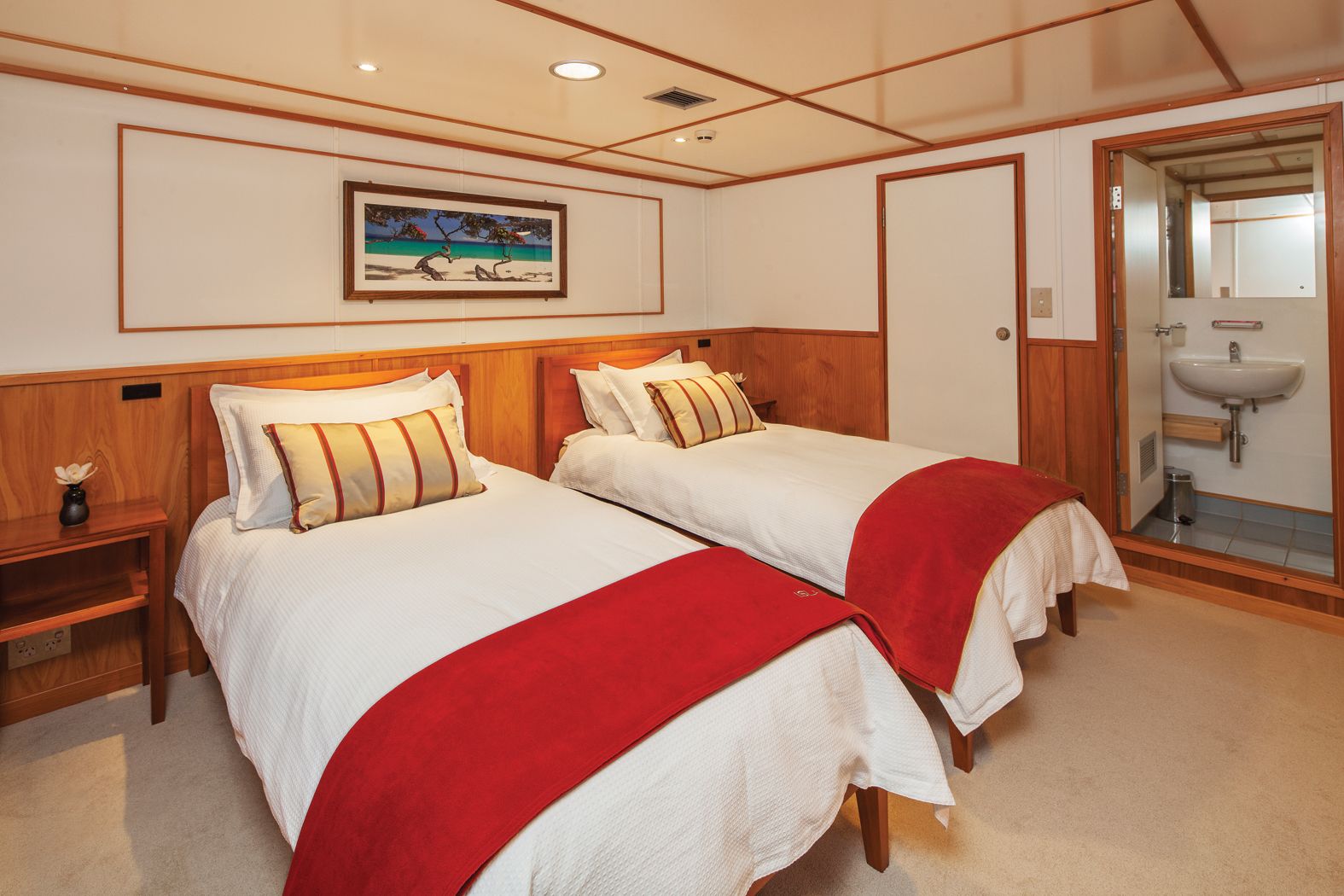 Motor yacht Island Passage - Challenge Marine Nelson - Yacht Harbour