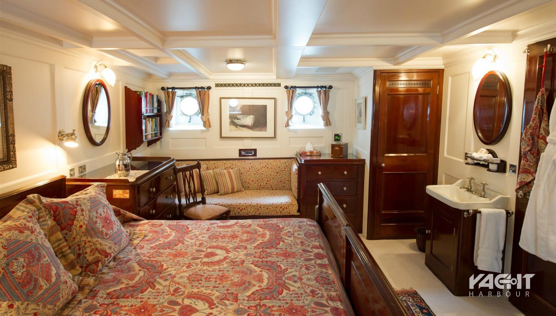 Motor yacht Fair Lady - Camper & Nicholsons - Yacht Harbour