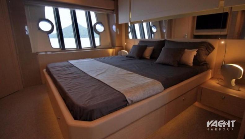 Motor yacht Ferretti 720 - Ferretti - Yacht Harbour