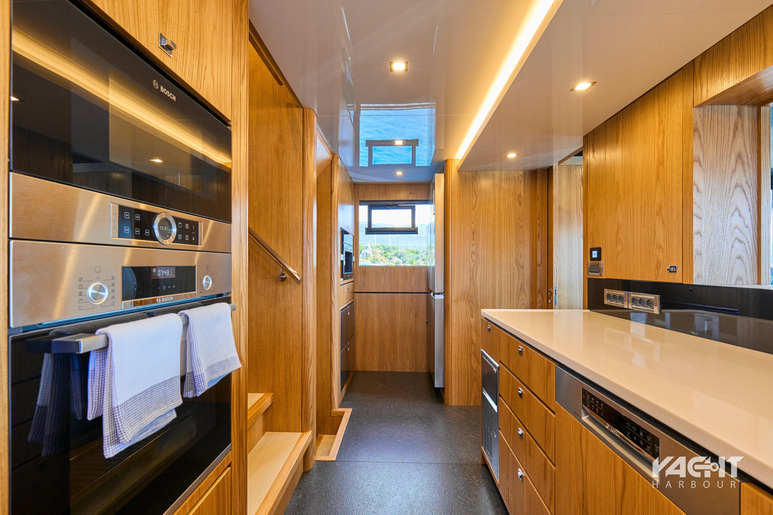 Motor yacht Bering 77 - Bering Yachts - Yacht Harbour