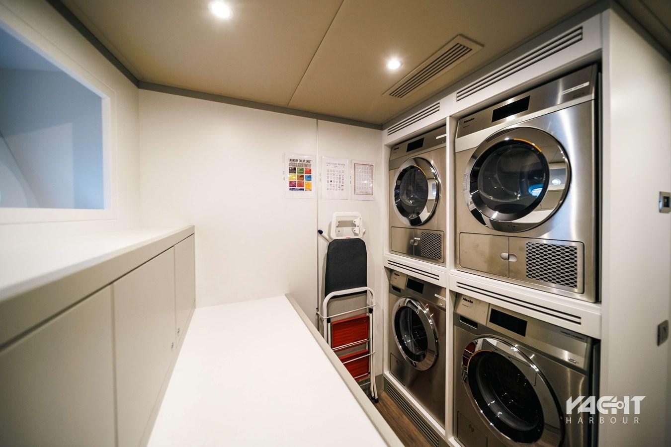 Motor yacht Exinity - Benetti - Yacht Harbour